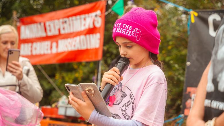 Isabelle Camp Beagle Patron Visits For MBR Acres Demo - The Camp Beagle
